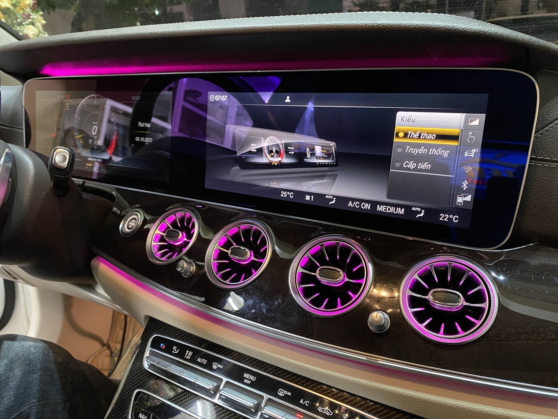 Cửa Gió Điều Hoà Tuabin Led 64 Màu Cho Xe Mercedes-Benz E - Class (E180 - E200 - E250 - E300)